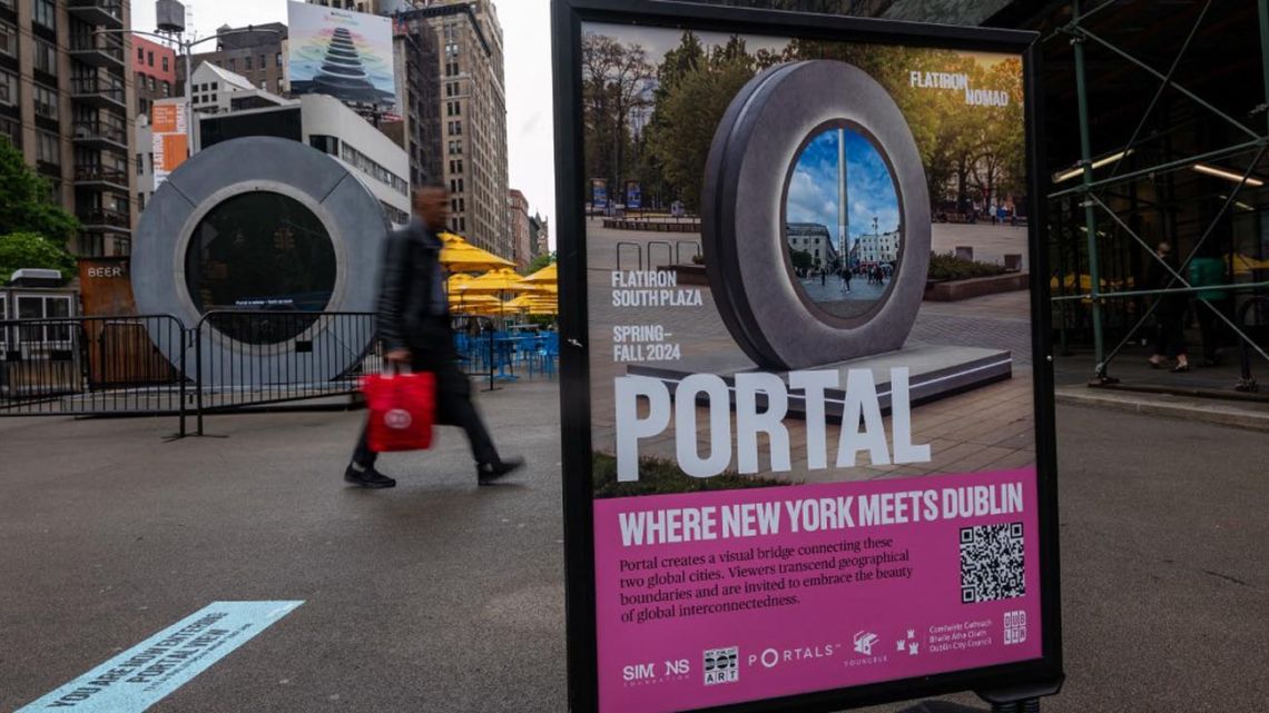 Tras desnudos y esvásticas, reabren "Portal" que une a Nueva York y Dublín en tiempo real | Perfil