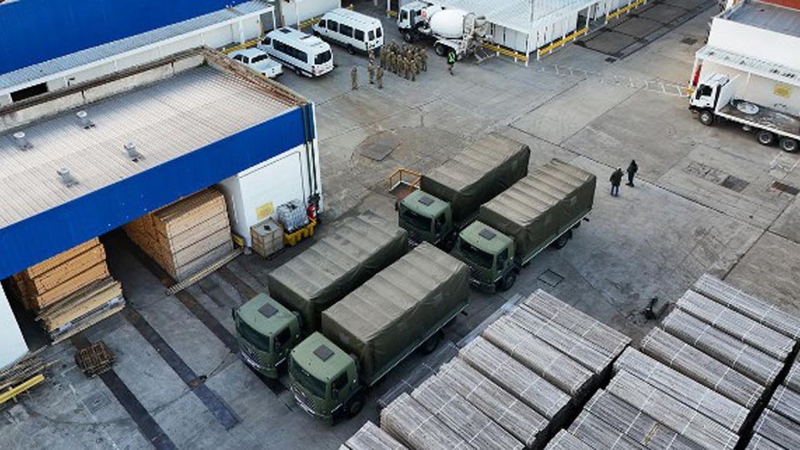 El Ejército empezó a repartir los alimentos almacenados y Castells se ...