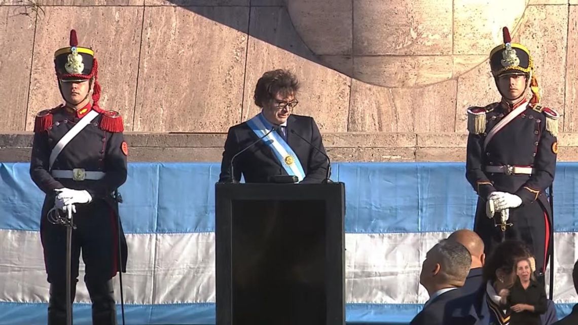 En el Día de la Bandera, Javier Milei convocó para el 9 de Julio a ...