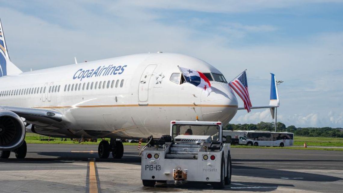 Escándalo en el avión: detienen en Rosario a una pareja que intentó ...