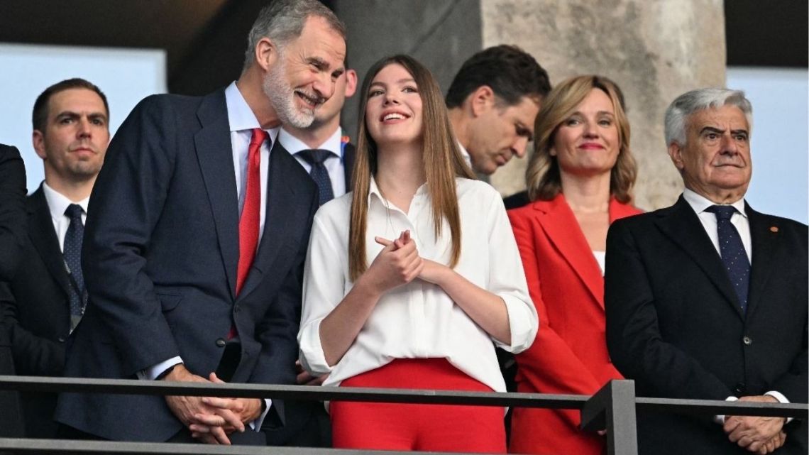 Camisa blanca y pantalón rojo, el look de la Infanta Sofía en la final de la Euro 2024 | Caras
