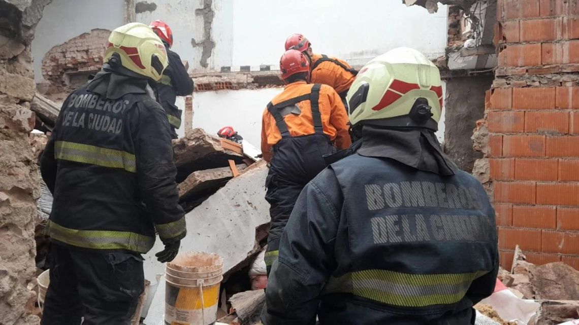Derrumbe de una obra en construcción: rescataron a un obrero atrapado entre los escombros | Perfil