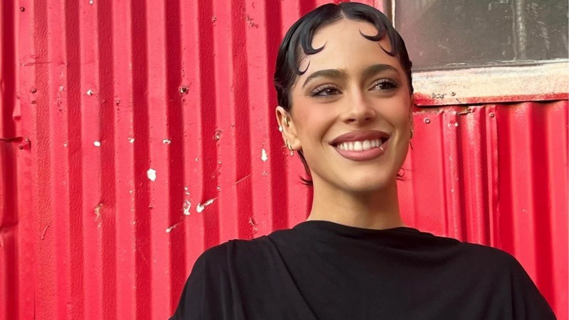 Con un peinado vintage y un look total black, Tini Stoessel deslumbró ...