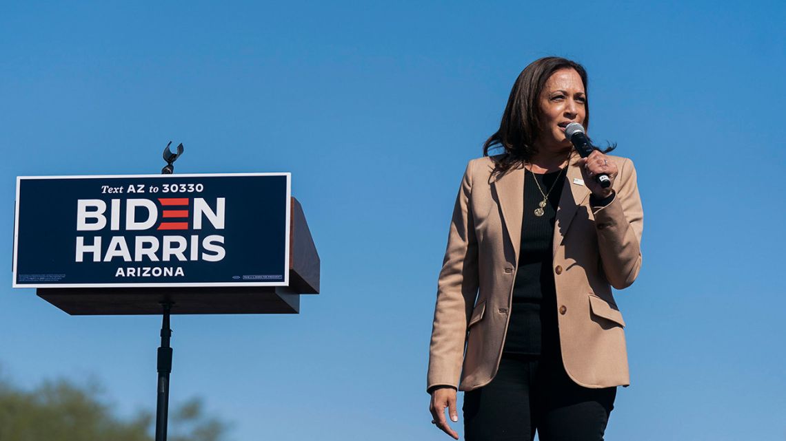 Una nueva encuesta en EEUU muestra una leve ventaja de Kamala Harris ...