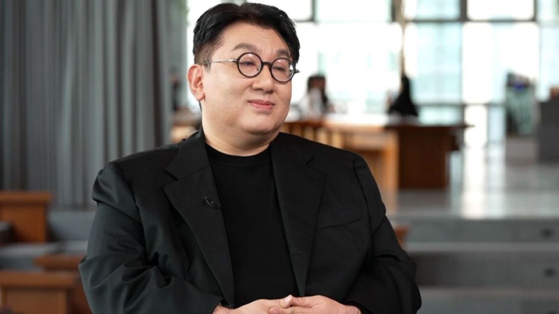 Fotos de Bang Si-hyuk, fundador de HYBE, con dos jóvenes en Beverly Hills causaron controversia ...