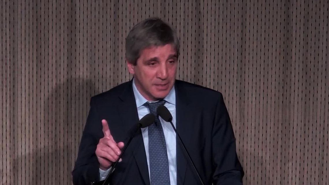 Caputo contra los legisladores que votaron la ley jubilatoria: "El equilibrio fiscal es ...