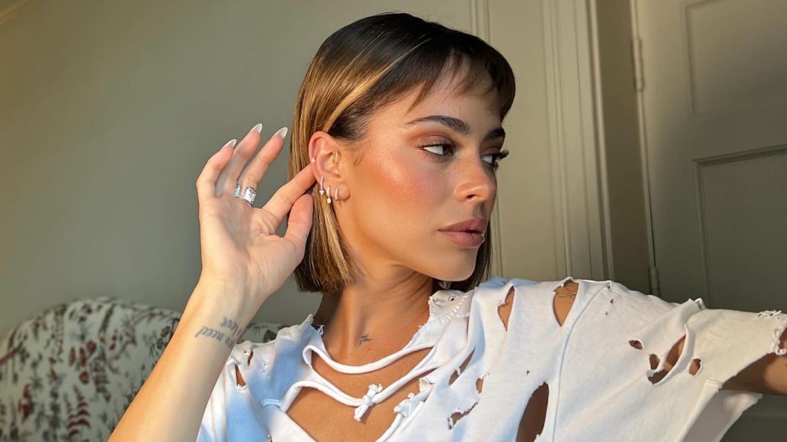 Mini short, mucha piel y una larga melena, el jugado outfit de Tini ...