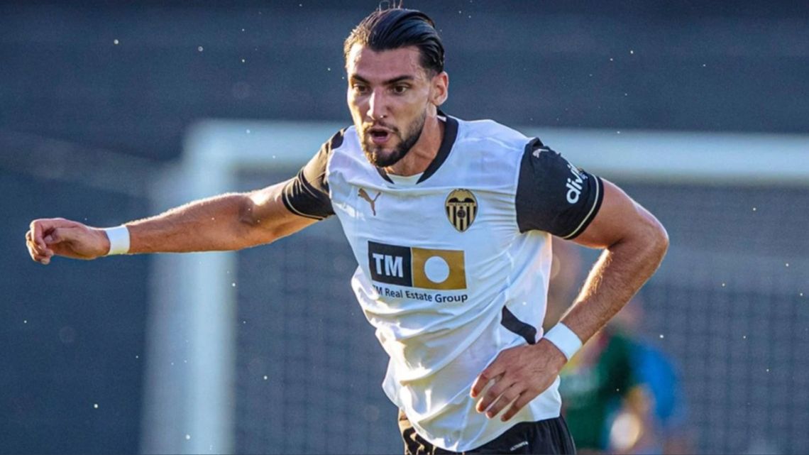 Rafa Mir, futbolista del Valencia de España, fue detenido por una ...