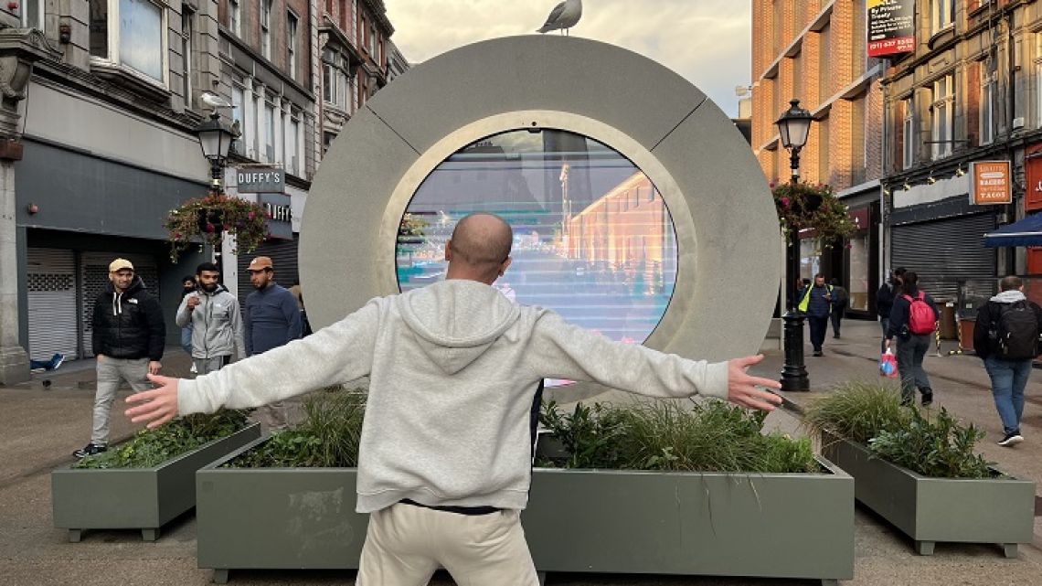 Una escultura circular conecta la capital de Irlanda con Nueva York ...