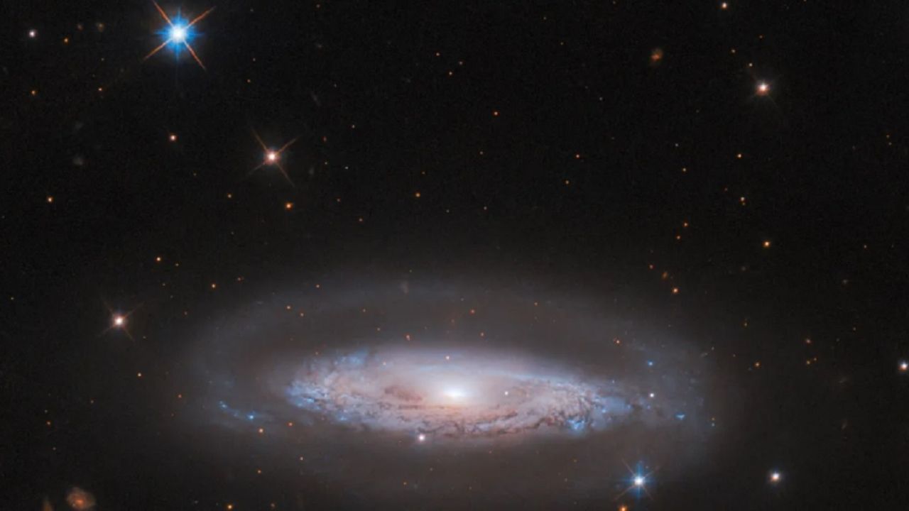 El Hubble descubrió una galaxia espiral muy activa | Weekend