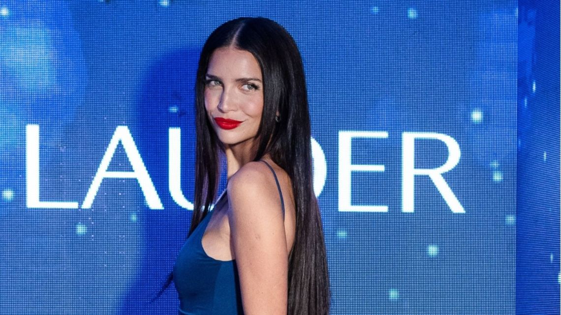 Zaira Nara deslumbró con un vestido azul noche que será tendencia en el ...
