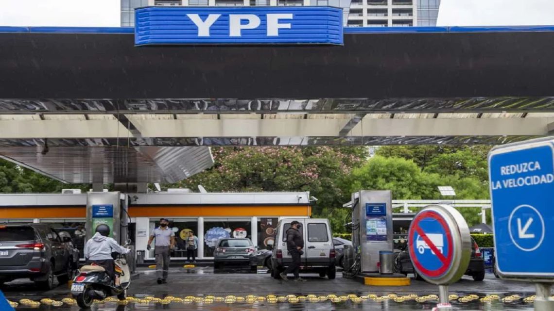 Ya rige la baja en los combustibles de YPF: ¿cómo quedaron los precios de la nafta y el gasoil ...