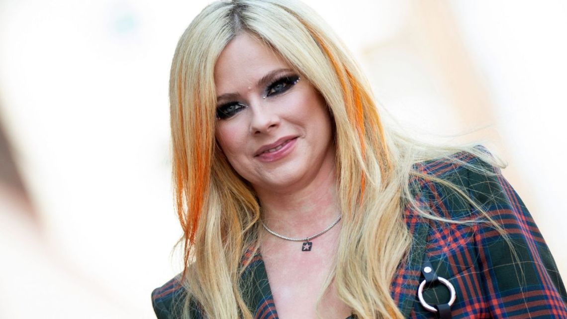 Avril Lavigne cumple 40 años y resurge la teoría conspirativa sobre su muerte | Exitoina