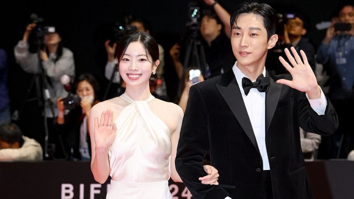 La química entre Dahyun de TWICE y Jinyoung de B1A4 se llevó las miradas en el Festival ...