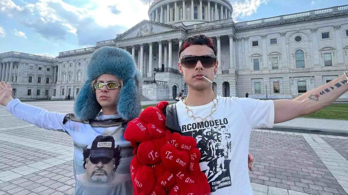 Los deslumbrantes looks de Paco Amoroso y Ca7riel en México | Caras