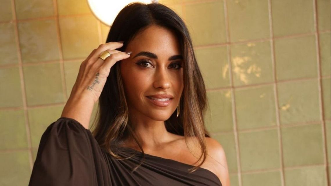 Vestido marrón con pliegue y brazo descubierto, el impactante look de ...