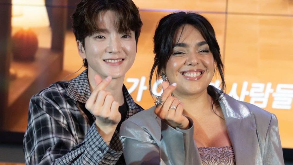 El impensado dueto entre Angela Leiva y Howon, del grupo de K-Pop W24, cantando "Amiga Traidora ...