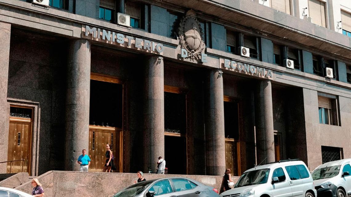 Superávit fiscal por ajuste a jubilaciones, provincias y gasto social ...
