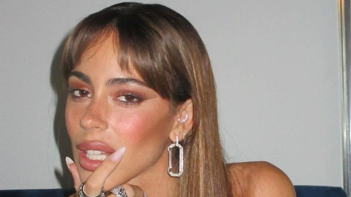 Tini Stoessel deslumbró con un look total black para el anuncio de su ...