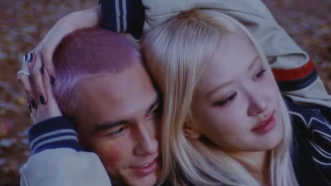 Rosé lanzó su esperado álbum "rosie", y el video de "Toxic Till The End"con Evan Mock | Exitoina