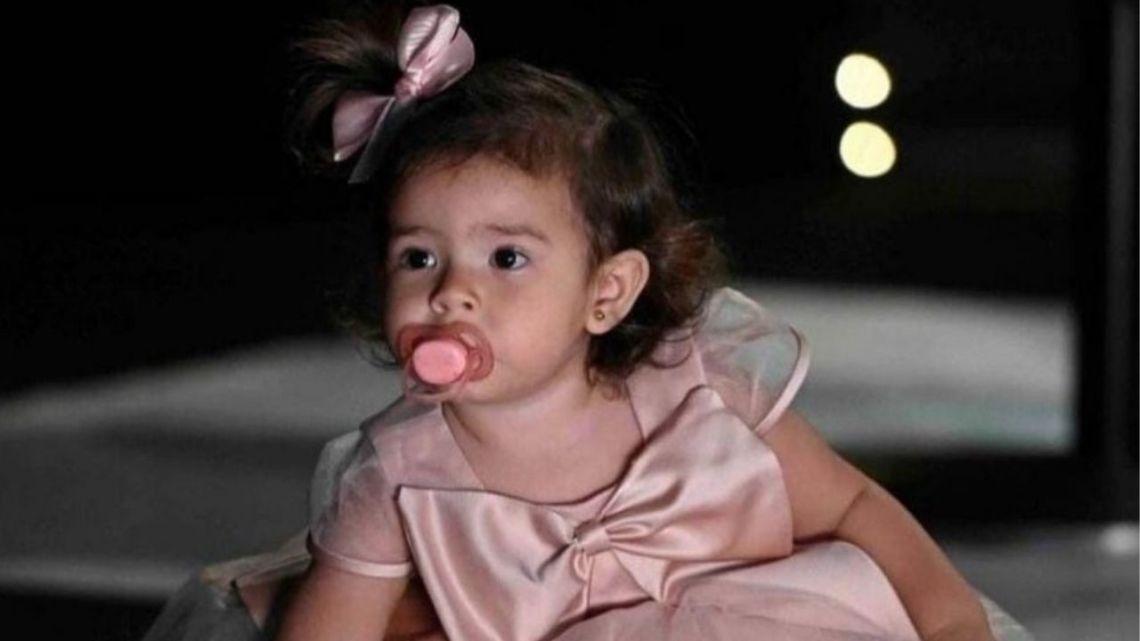 Lista para el verano: malla enteriza rosa flúo, flotadores y capelina ...