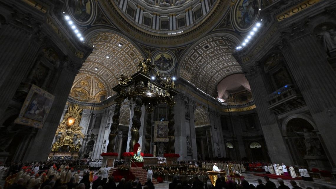 Un ataúd simple y una tumba fuera del Vaticano: el papa Francisco rompió tradiciones al ...