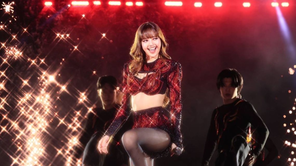 Lisa impactó con su impresionante actuación en el Amazing Thailand Countdown 2025 | Exitoina