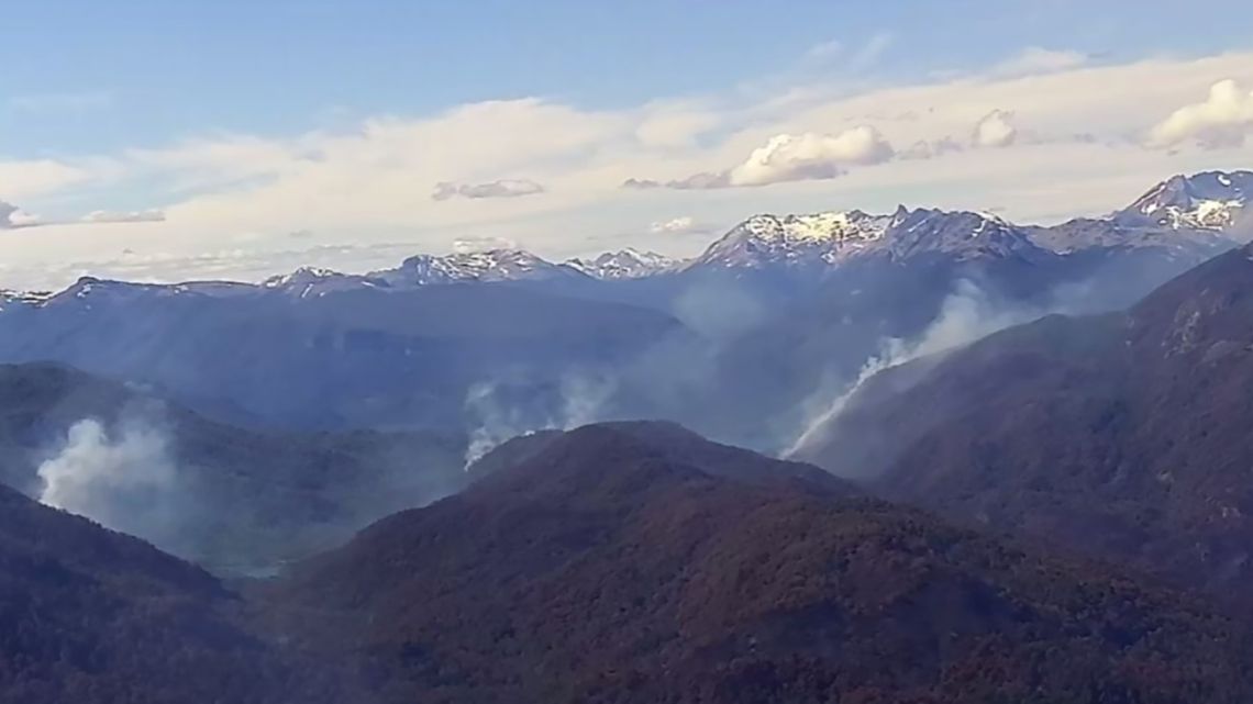 Incendio en Nahuel Huapi: las llamas están fuera de control y ya se ...