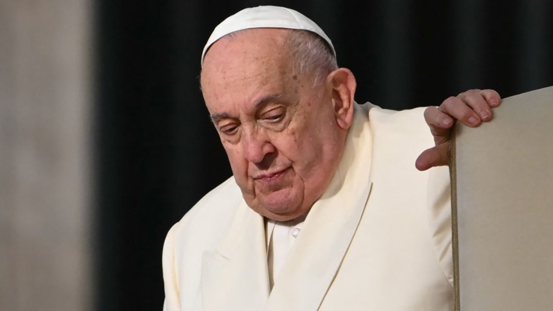 A pesar de continuar hospitalizado por neumonía, el papa Francisco respira sin asistencia | Perfil