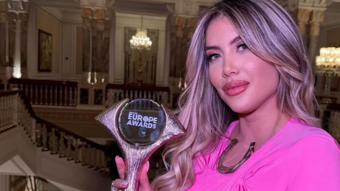 El imponente look total pink de Wanda Nara para recibir el premio ...