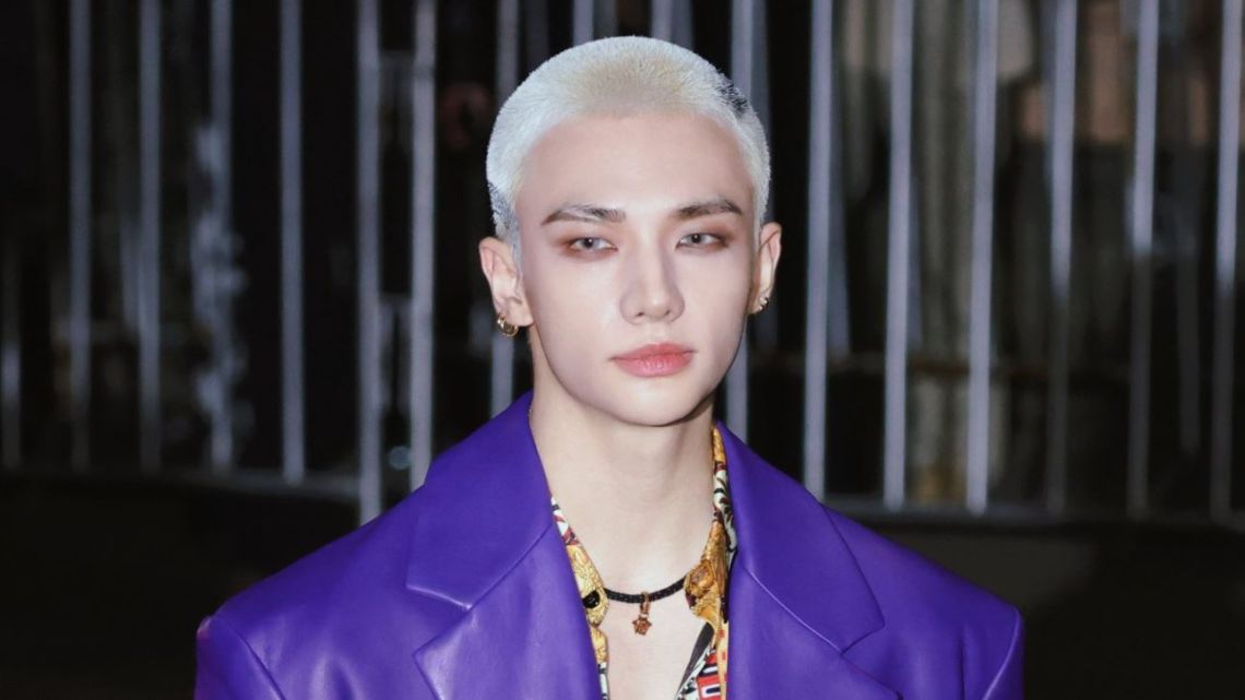 Hyunjin de Stray Kids, "Príncipe de Versace", causó euforia con su look y un atrevido estampado ...