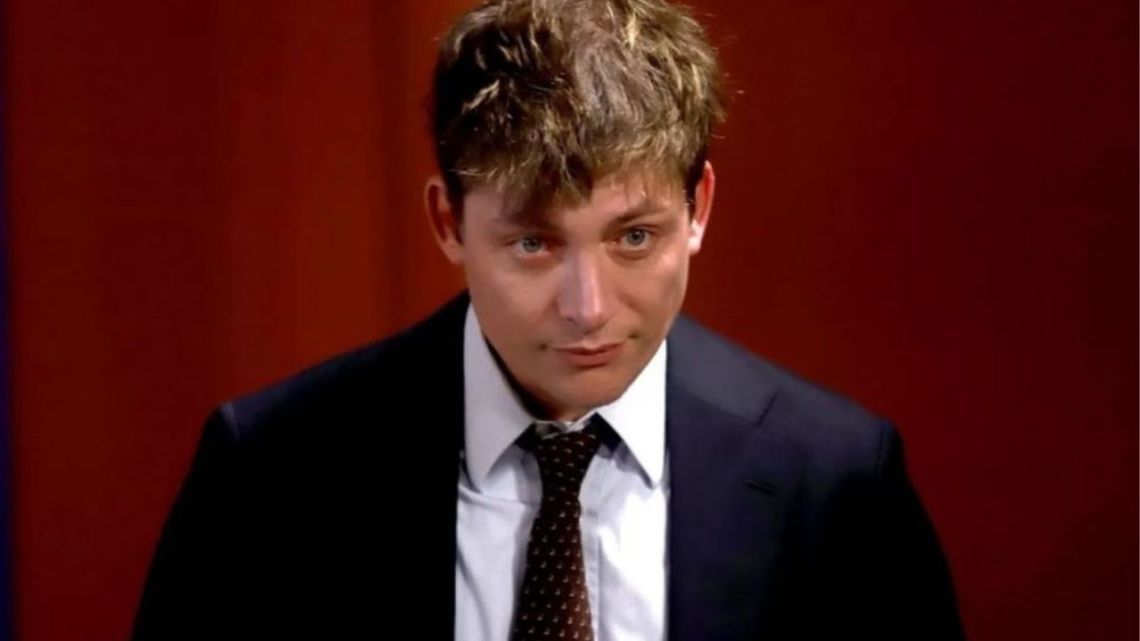 Traje azul Francia a la medida, el elegante look de Santiago Caputo en el discurso de Javier ...