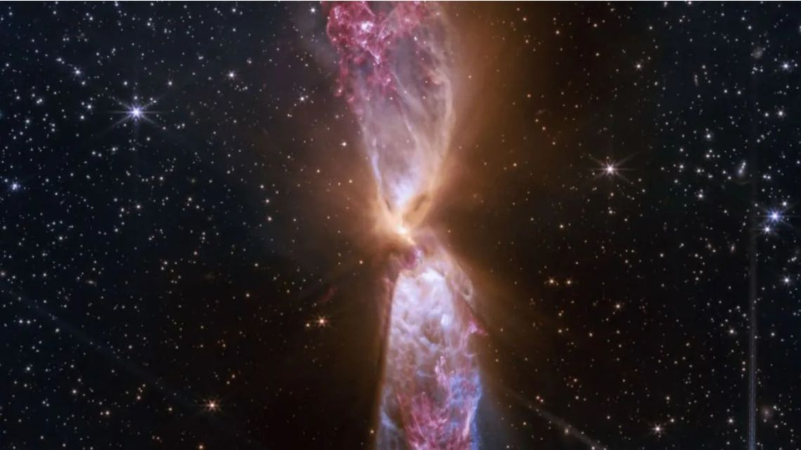 El telescopio James Webb de la NASA captó un reloj de arena cósmico a ...