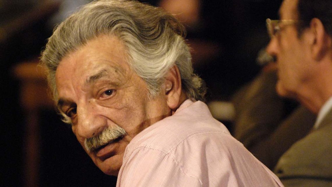 Murió el represor "Turco Julián" Simón, condenado tres veces por ...