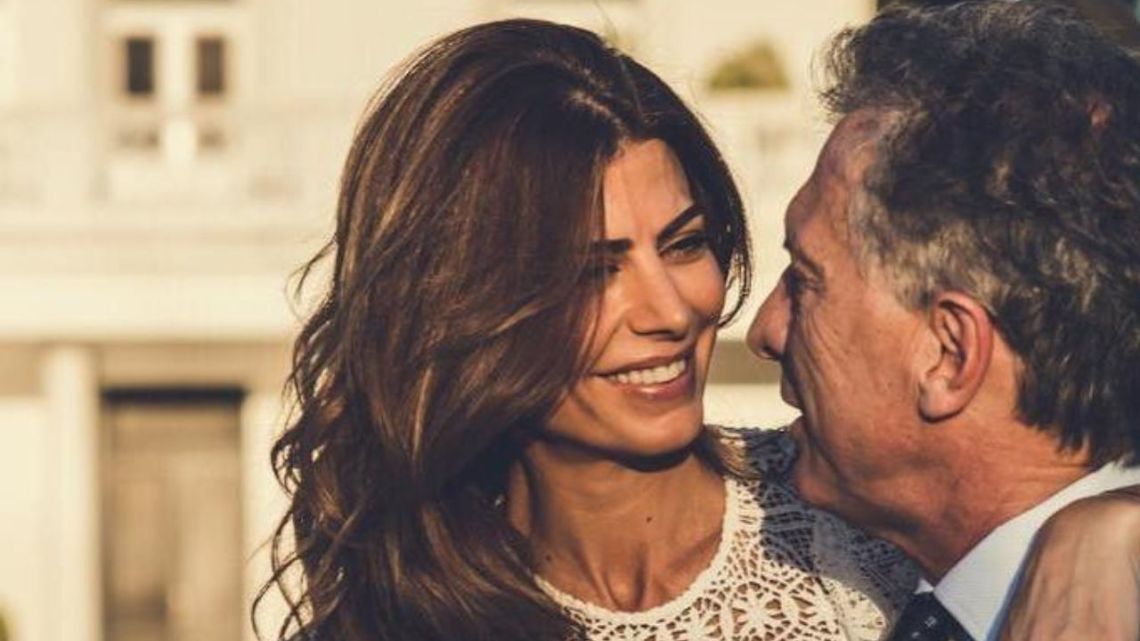 Blazer y jean, el sofisticado look de Juliana Awada para una exposición de arte | Caras