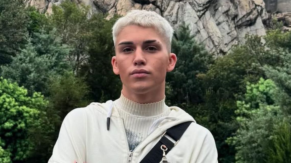 Juan Otero, el hijo de Flor Peña, impone el jean y la campera de cuero ...