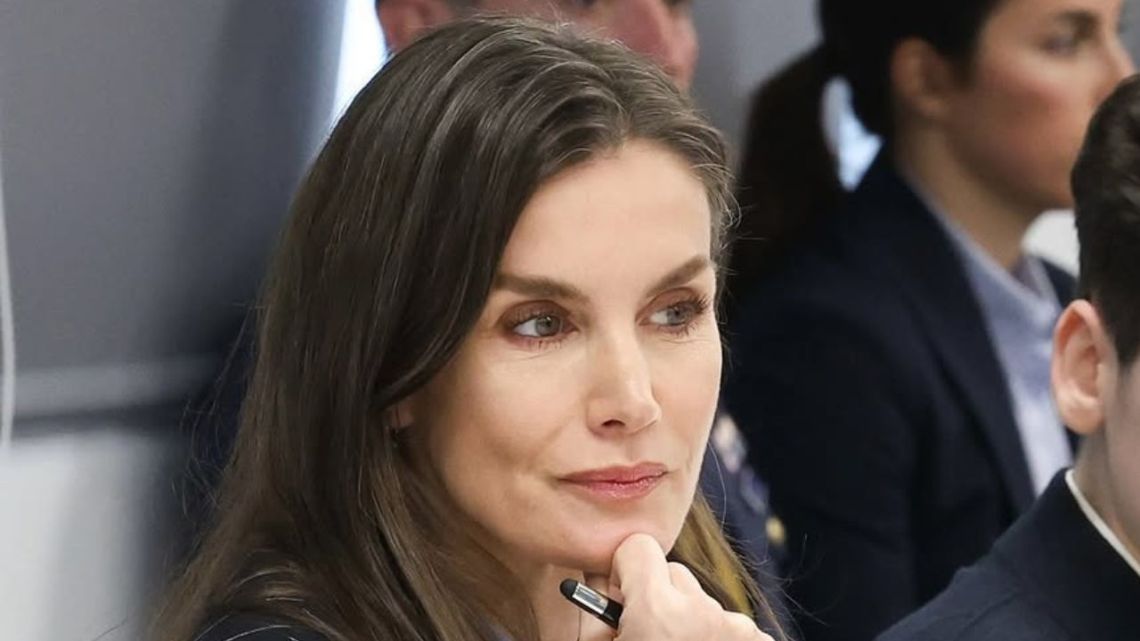 Casual y juvenil, la reina Letizia se hizo un retoque estético de alto ...