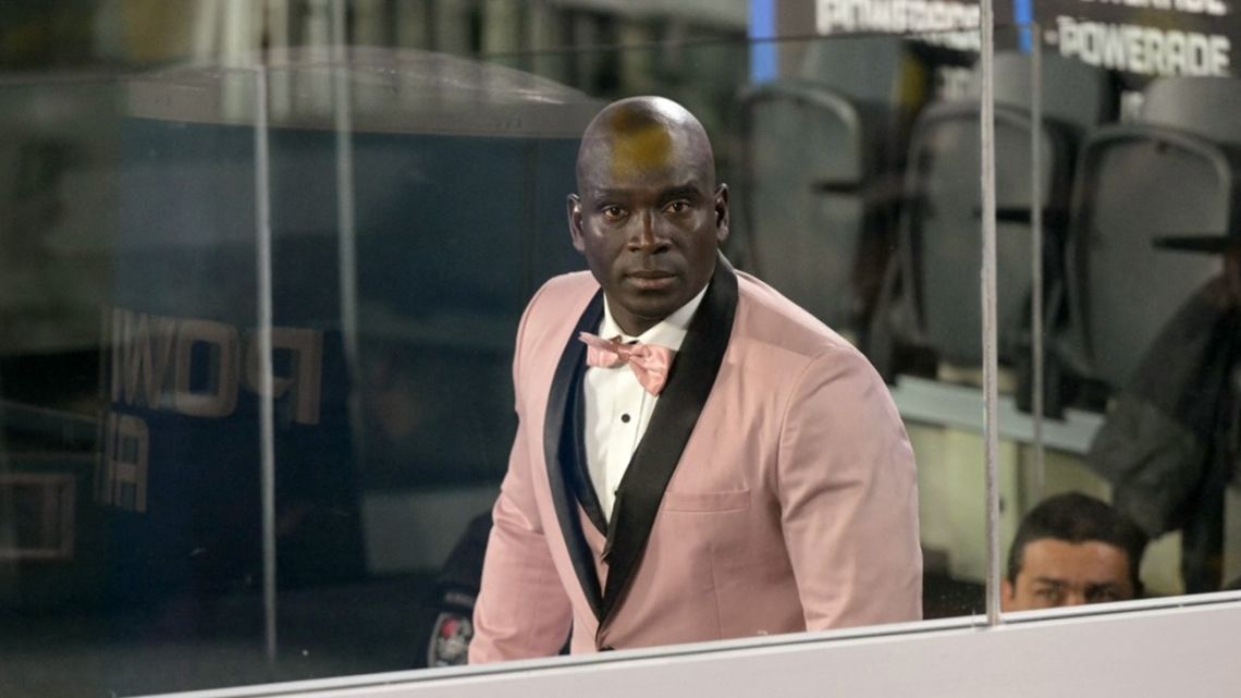 Segundo Castillo se lució en el Monumental: esmoquin rosa y lujo con la ...