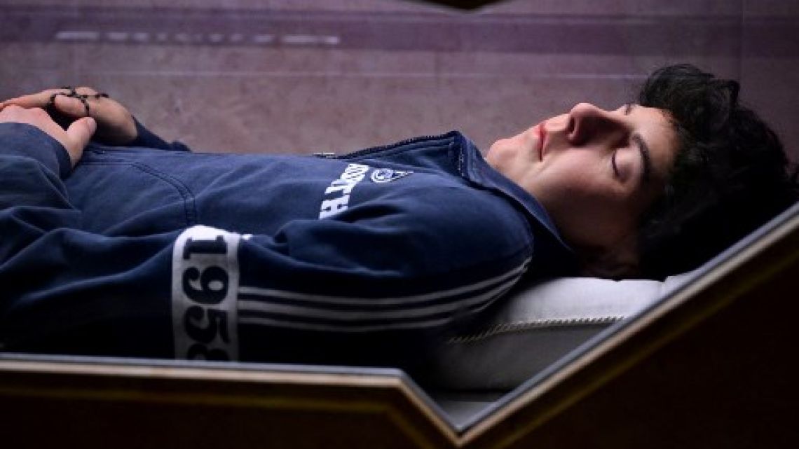 Peregrinos acuden en masa a la tumba del primer santo milenial: un experto en tecnología que ...