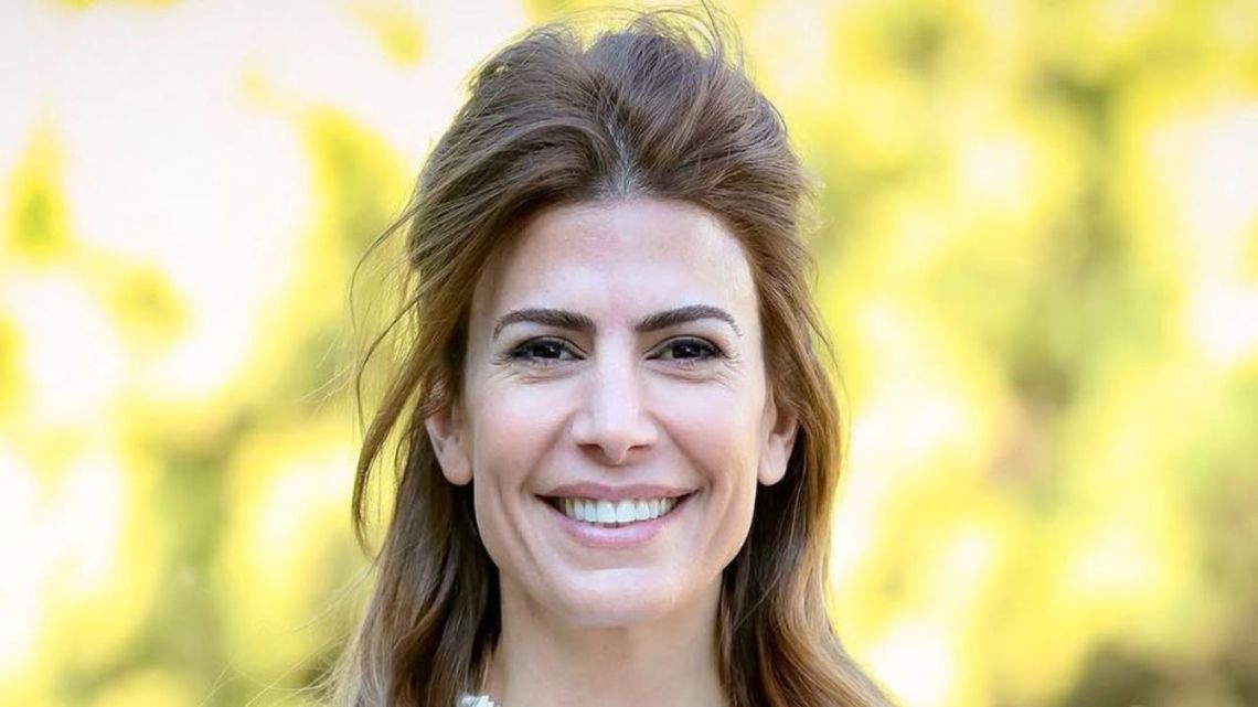 Juliana Awada lució un canchero e imponente look y demostró la moda de doble camisa | Caras