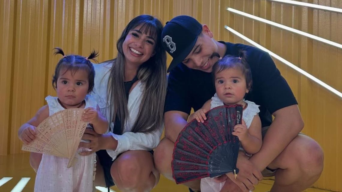 Daniela Celis hizo un look match junto a sus gemelas, Laia y Aime, con el estampado animal print ...