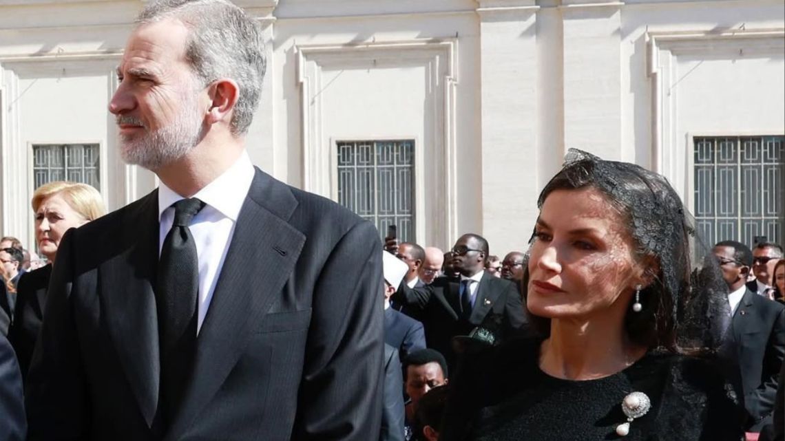Las imágenes del rey Felipe y la reina Letizia en la emotiva despedida ...