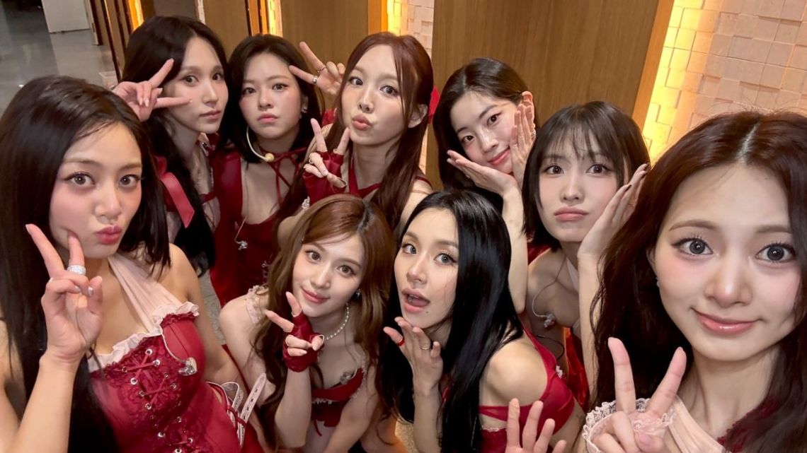 El grupo de K-Pop TWICE encantó con su presentación en el último recital de Coldplay en Corea ...