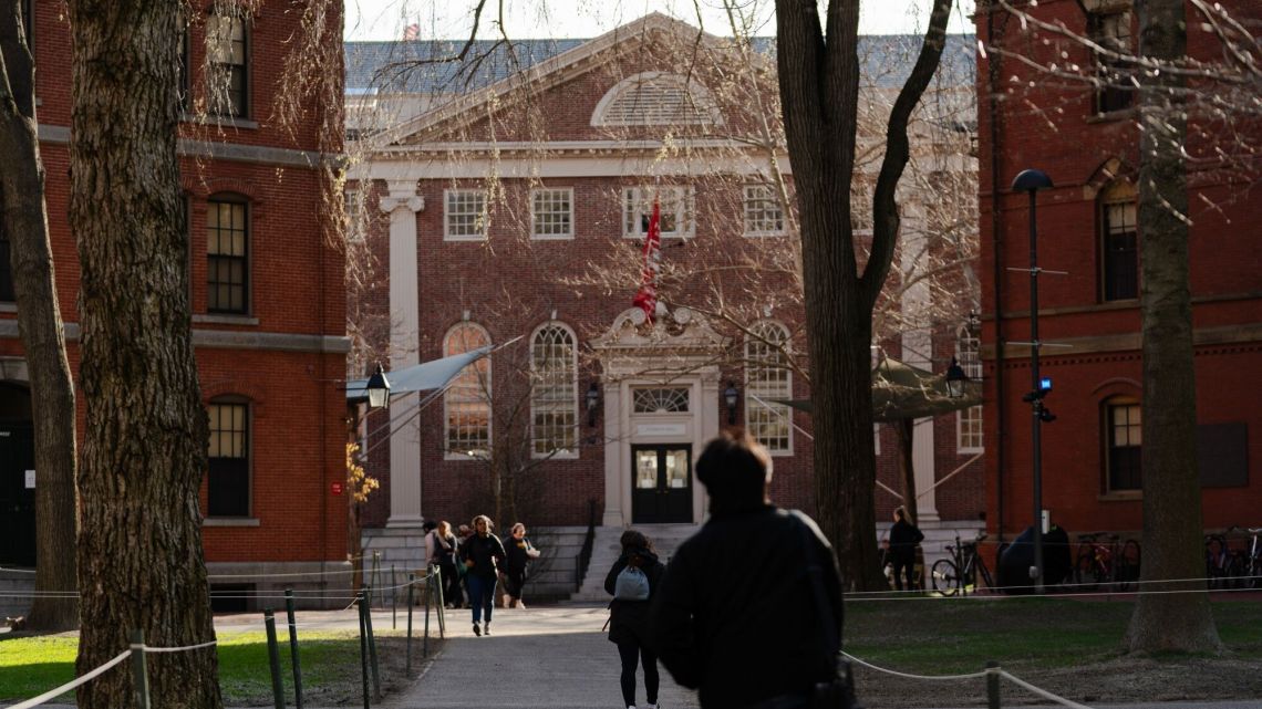 El gobierno de Trump revoca la autorización de Harvard para inscribir ...