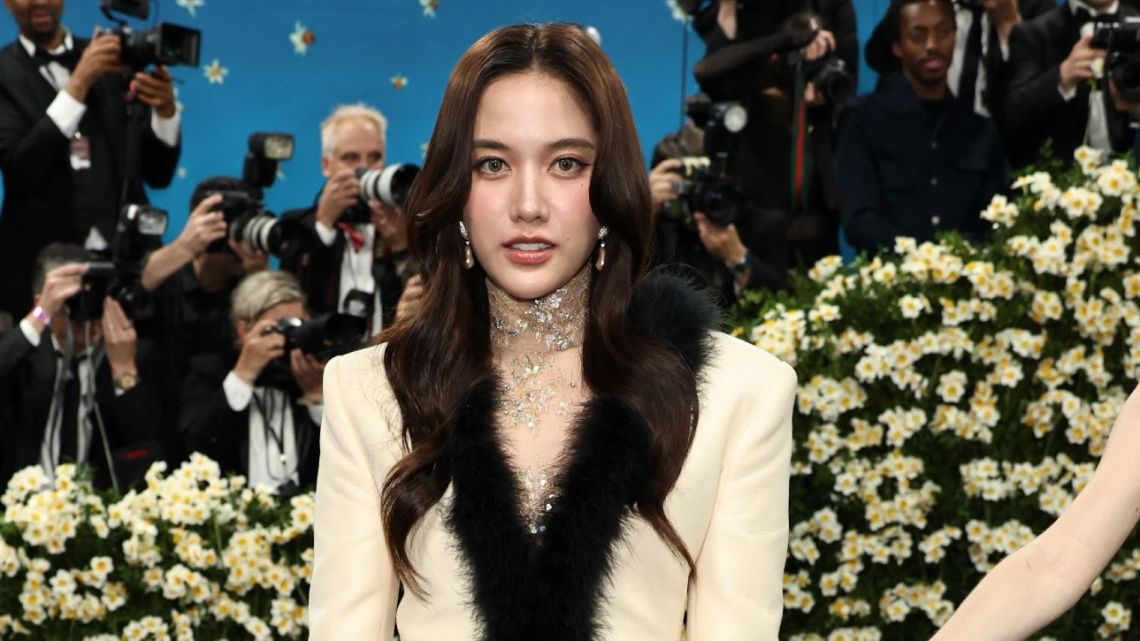 La actriz Freen Sarocha brilló en su debut en la MET Gala 2025 | Exitoina