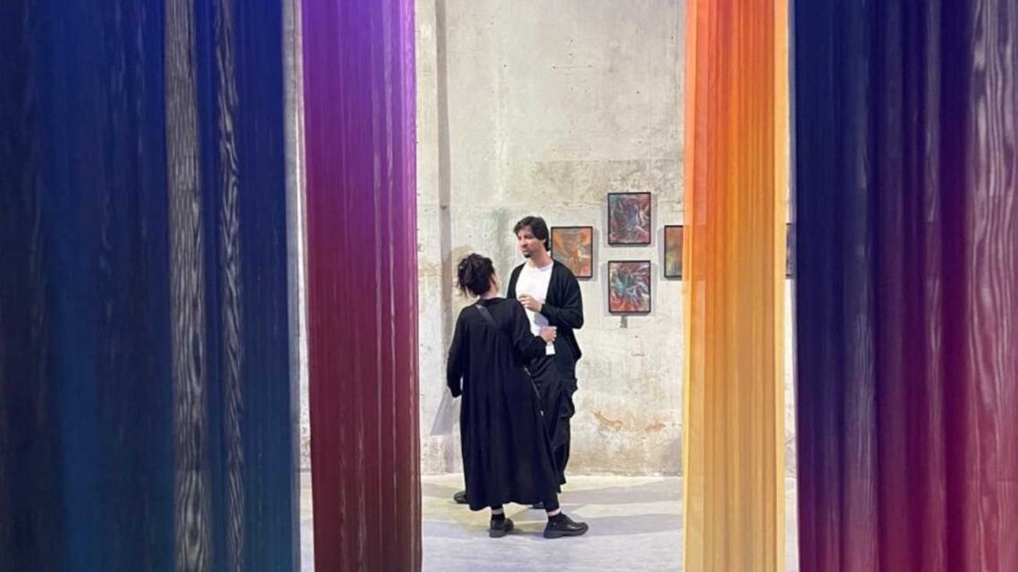 Una instalación textil inmersiva y evanescente: la propuesta de David ...