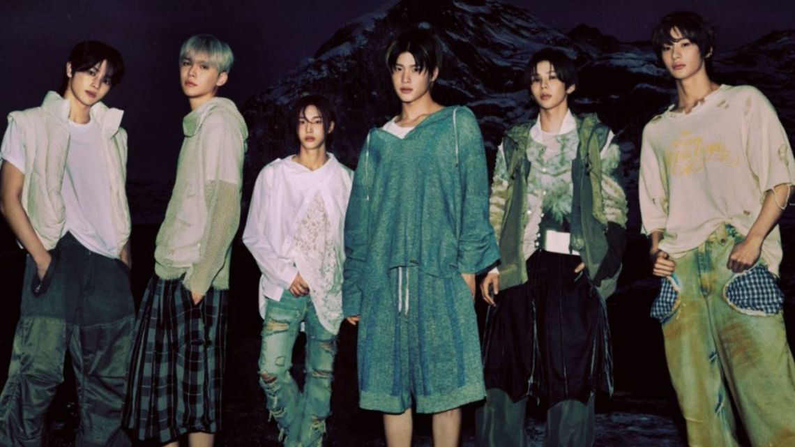 El grupo de K-Pop RIIZE presenta el video musical "Fly Up" de su álbum ...