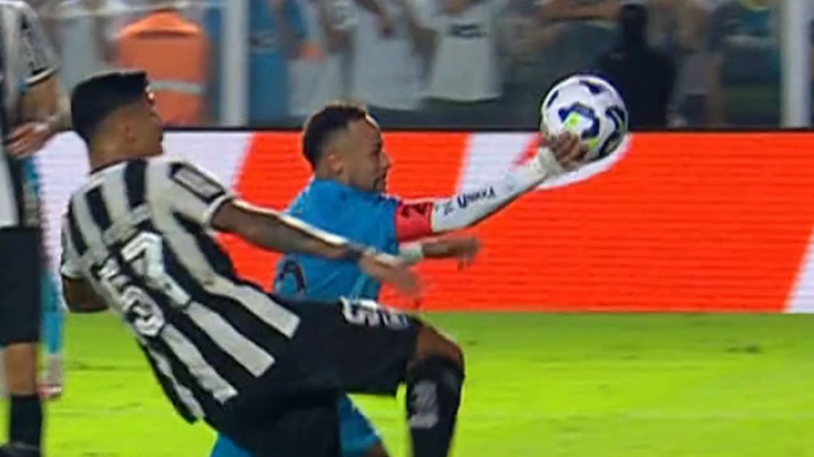 Neymar fue expulsado por hacer un gol con la mano y dejó al Santos en ...