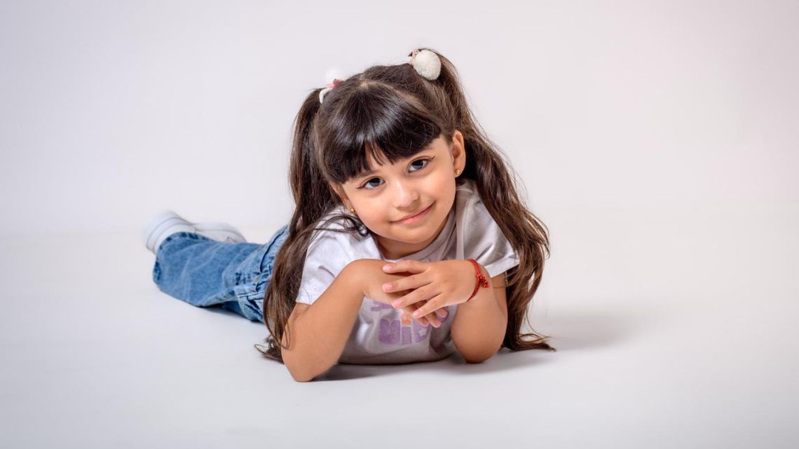 Así es Nina, la mini modelo que elige sus looks y deslumbra en cada ...