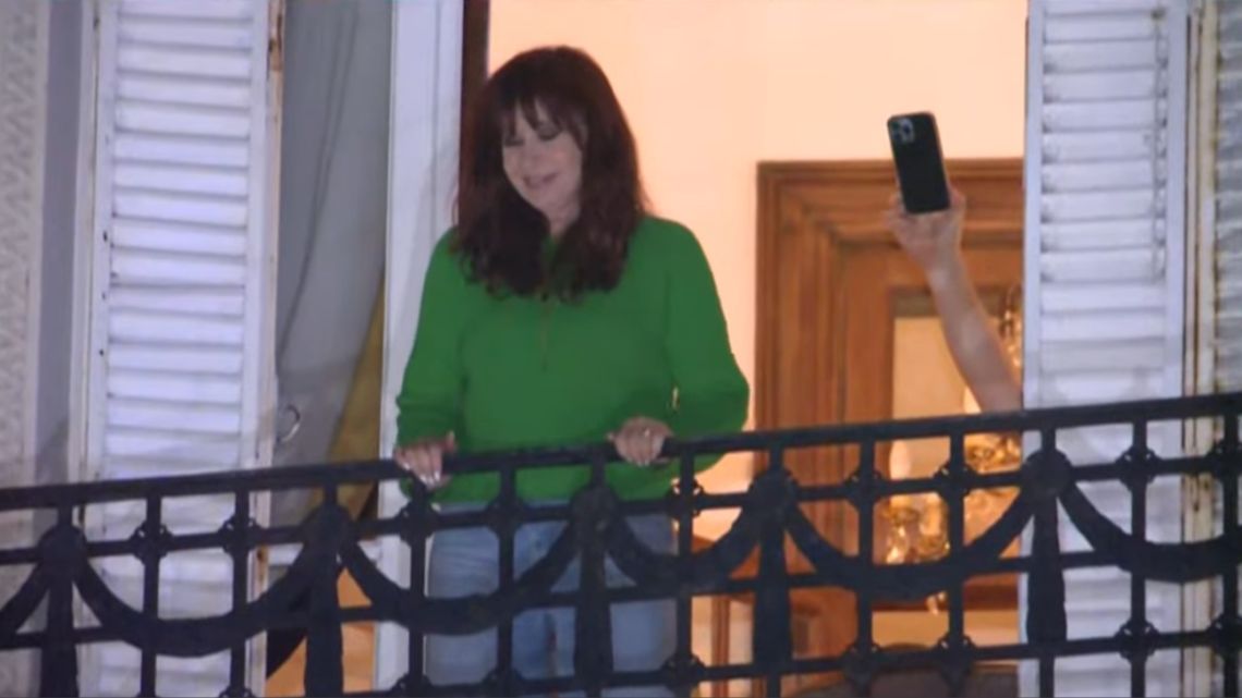 El juez Gorini autorizó a Cristina Kirchner a salir al balcón de su casa durante la prisión ...